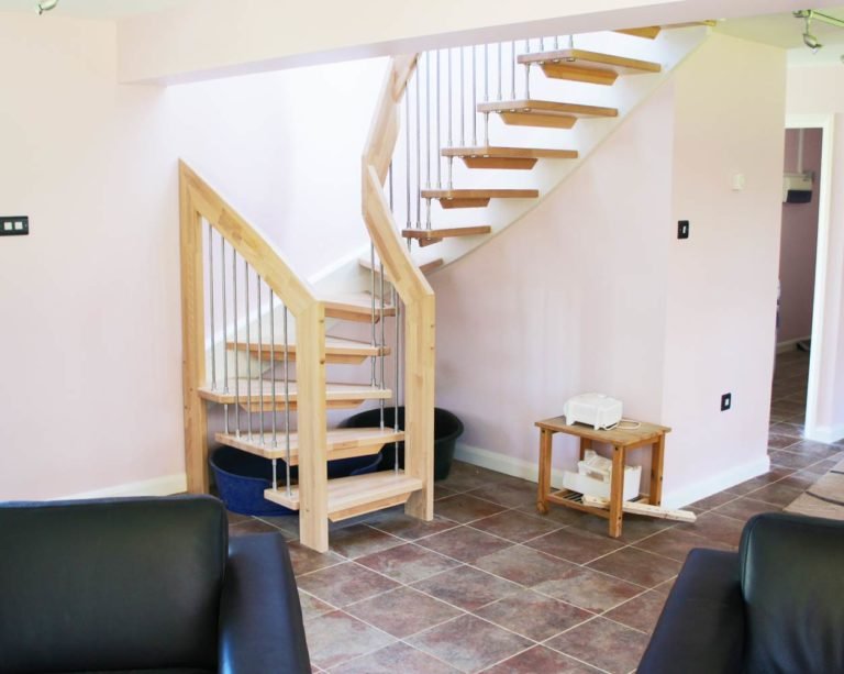 Beech-Half-Turn-Stair – Floating Stairs